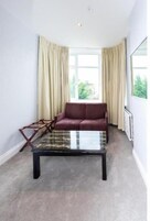 Quarto casal luxo, suíte | Roupas de cama premium, camas Select Comfort, escrivaninha