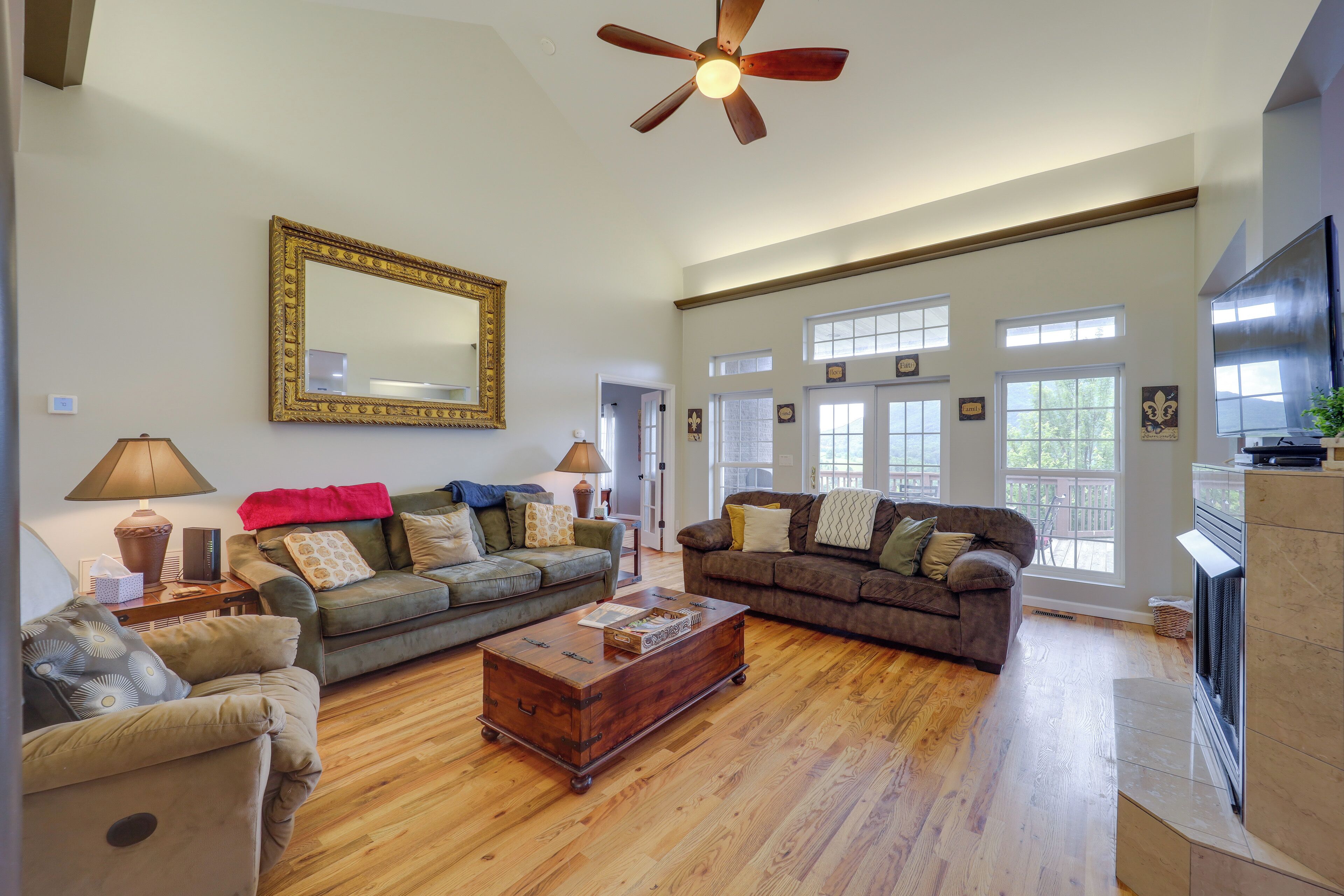 Classy Home W/ Hot Tub + Mt. Jefferson Views! - West Jefferson