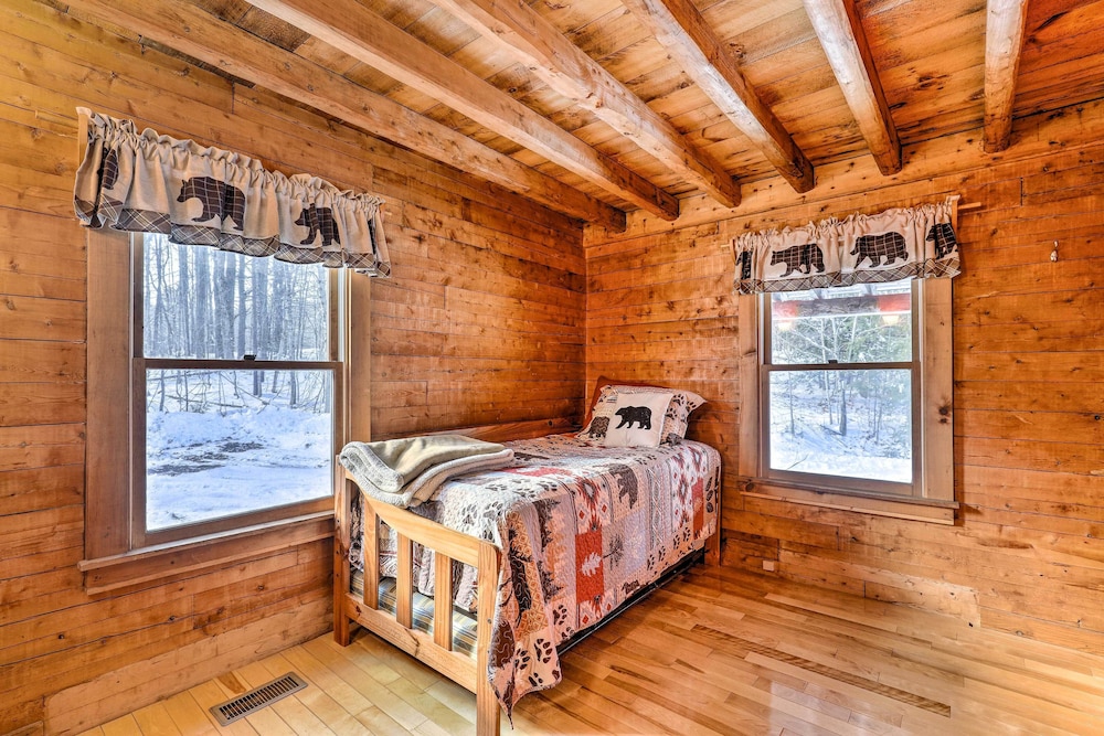 Black Bear Lodge: A Rural White Mtns Retreat - New Hampshire