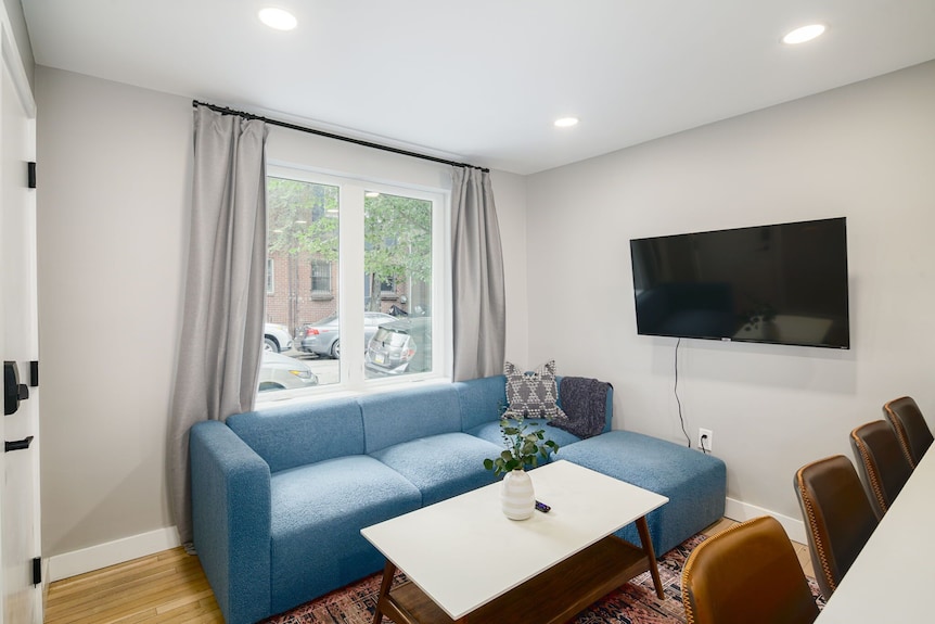 Chic City Retreat | King Suite, Patio, Walkable Philly - Philadelphie, PA