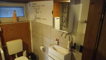 Apartamento | Casa de banho | Um polibã e uma banheira separados, uma banheira de imersão total