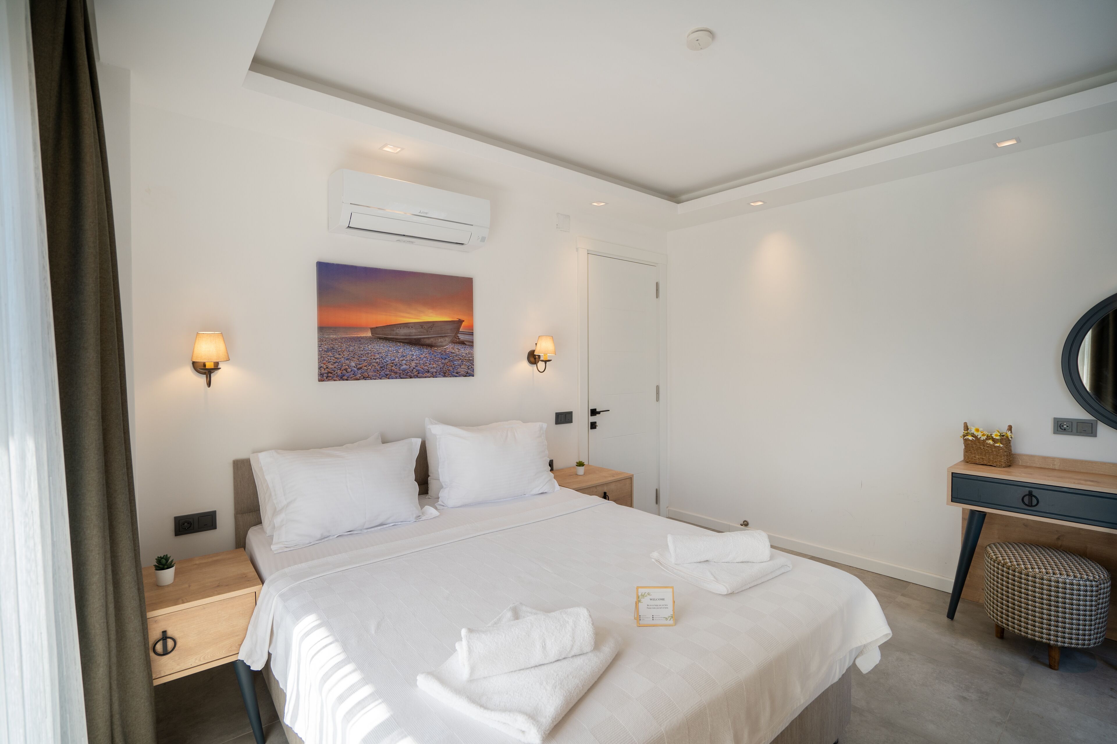 Apartamento, 1 quarto, vista para a piscina | Sala de estar | Televisor LCD de 43 polegadas com canais via satélite, televisor 