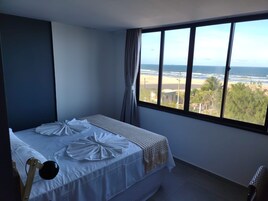 Quarto casal luxo | Espaço de trabalho para notebook, cortinas blackout, Wi-Fi de cortesia