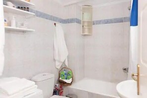 Apartamento, 2 camas Queen | Banheiro | Chuveiro/banheira combinados, banheira de imersão, secador de cabelo 