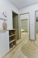 Apartamento Familiar, 2 quartos | Sala de estar | Televisor 