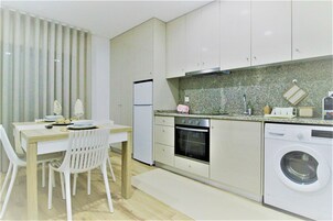 Apartamento família, 2 quartos | Cozinha privada | Geladeira, fogão, cafeteira/chaleira