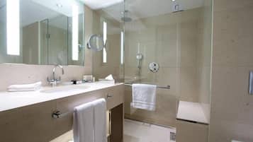 Artigos de higiene pessoal grátis, um secador de cabelo, roupões