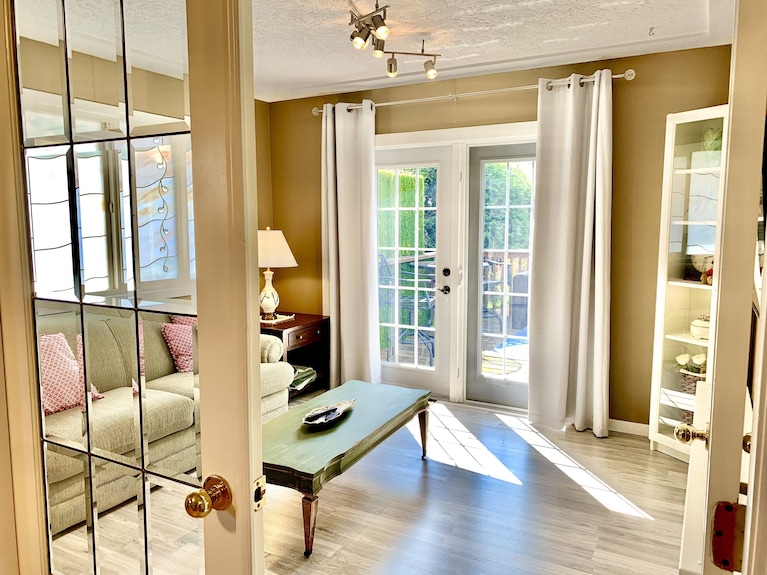 Impeccable Cleanliness Family & Pet Friendly Large Deck House Near Yyj & Ferry - Sidney