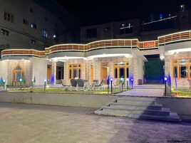 Fachada do alojamento (tarde/noite)