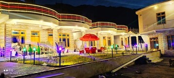 Fachada do alojamento (tarde/noite)