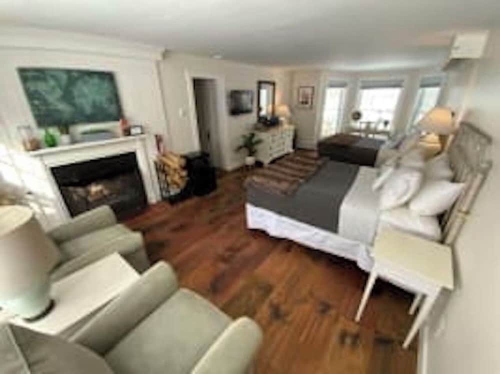 Deluxe King Room W/pull-out Love Seat And Fireplace - Vermont