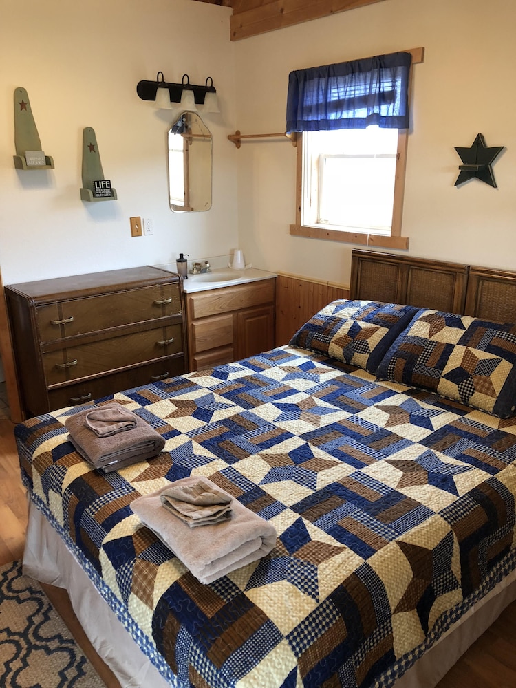 Kara Creek Queen Bed Cabin #9 - Sundance, WY