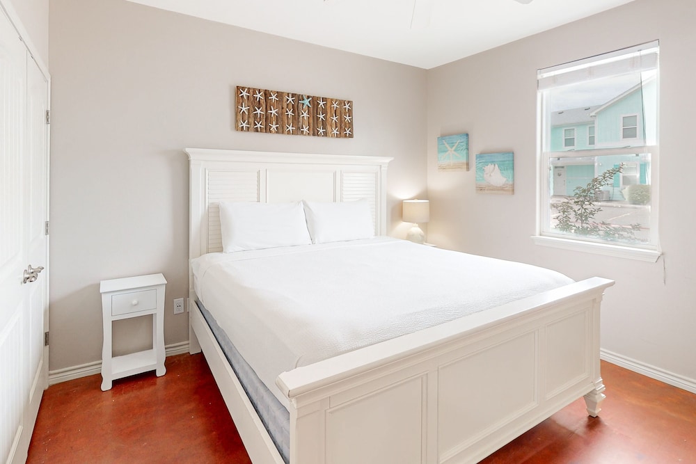 Nemo Cay Retreat | Heated Pool & Kids’ Play Fountains | 5 Minutes To Beach - Corpus Christi, TX