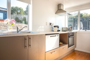 Um frigorífico/congelador grande, um micro-ondas, um forno 