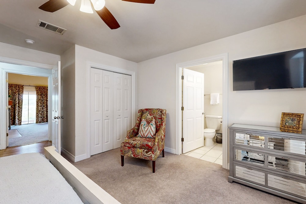 Regal Riverfront Home With 2 Cabins & Private Dock - 2 Miles To Marina - Spicewood, TX