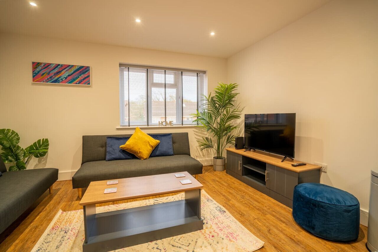 Skyway First Floor Apartment Is A 2 Bedroom Apartment With Parking In Three Bridges - Crawley