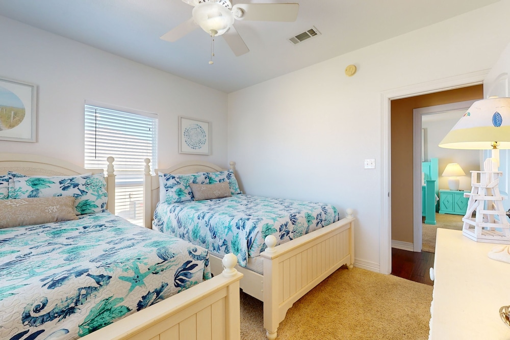 Afternoon D'lite | Grill, Alfresco Dining | Walk 3 Minutes To Beach - Bolivar Peninsula, TX