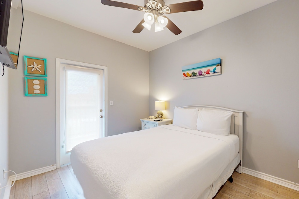 Modern Port Aransas Townhouse - Walk To The Beach- Dog Friendly - Port Aransas, TX