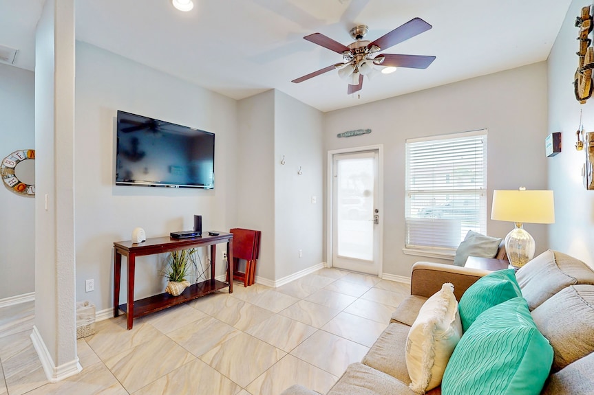 Modern Port Aransas Townhouse - Walk To The Beach- Dog Friendly - Port Aransas, TX