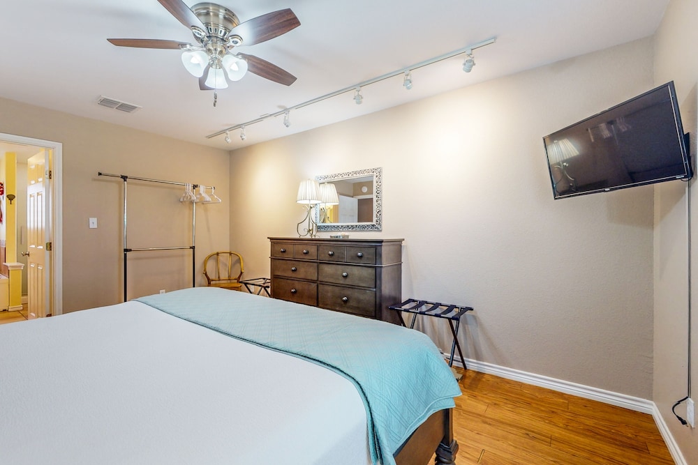 Festive Beach Retreat | Large Deck & Lovely Views | Walk 2 Blocks To The Gulf - 베이사이드