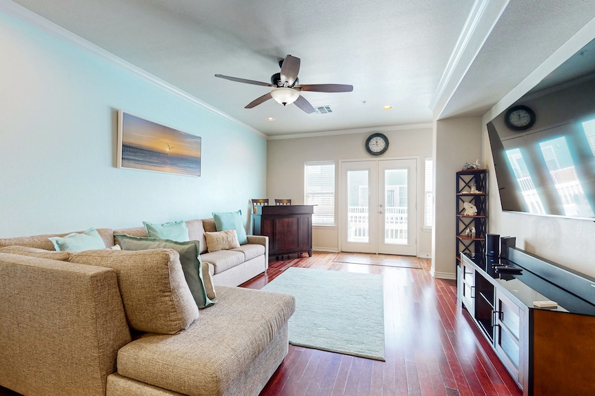 Newly Remodeled Condo W/ Pool & 2nd-story Deck Walk To Beach - Port Aransas, TX