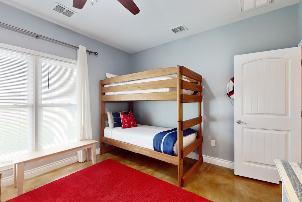 Contemporary Home With Covered Patio & Yard - Quick Drive To The Beach & Dining - Rockport