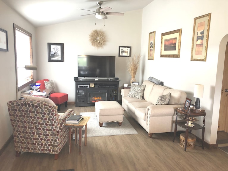 River Rest Luxury Cabin - The Ruby. Beautiful River And Mountain Views!! - Montana