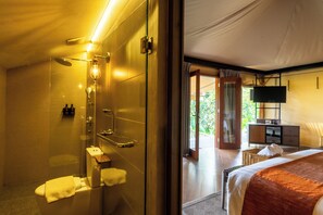 Chuveiro, secador de cabelo, chinelos, toalhas de banho