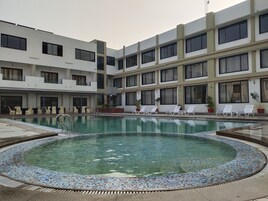 Piscina exterior, guarda-sóis, espreguiçadeiras