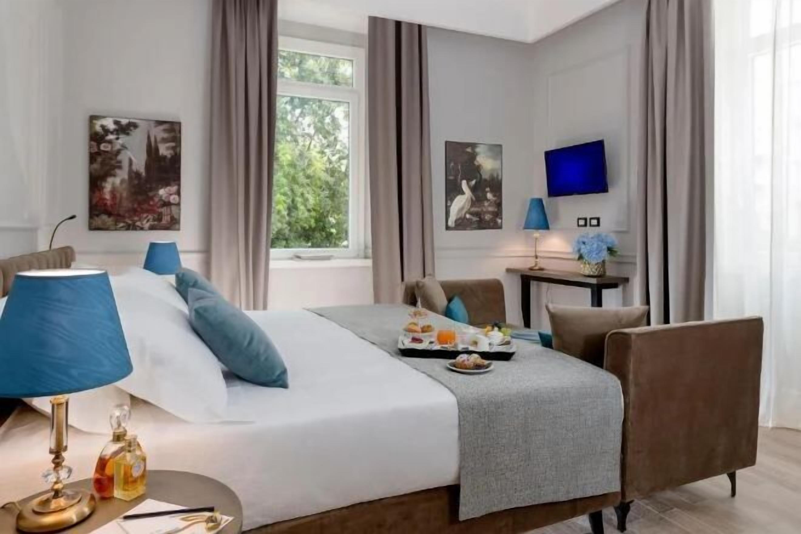 Roupas de cama premium, frigobar, cofres nos quartos, escrivaninha