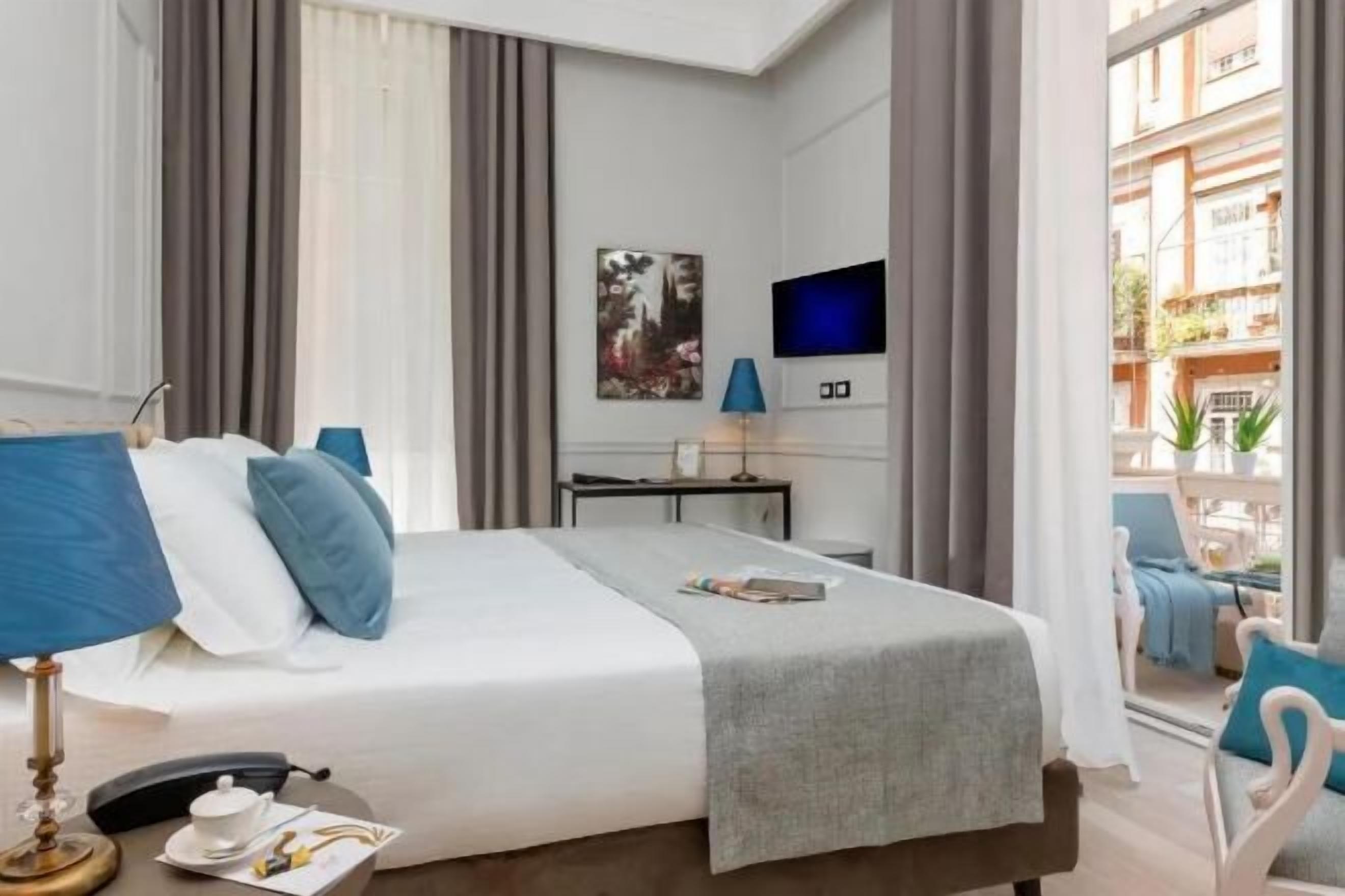 Roupas de cama premium, frigobar, cofres nos quartos, escrivaninha