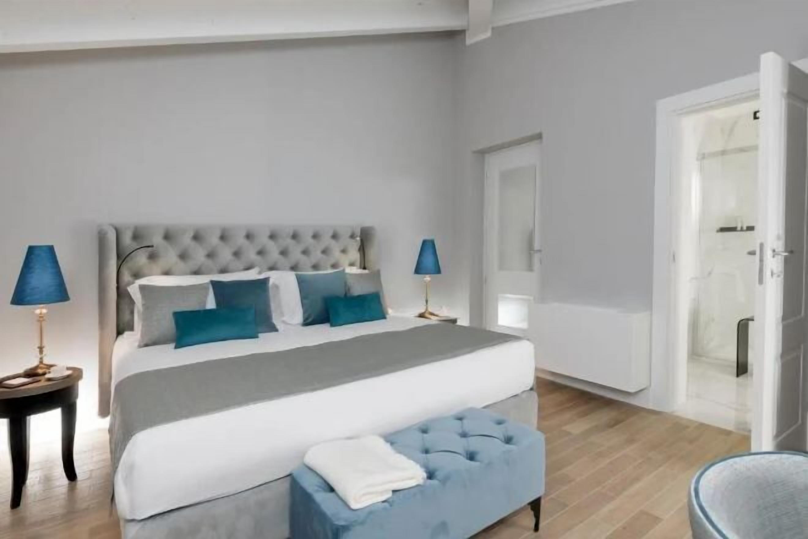 Roupas de cama premium, frigobar, cofres nos quartos, escrivaninha