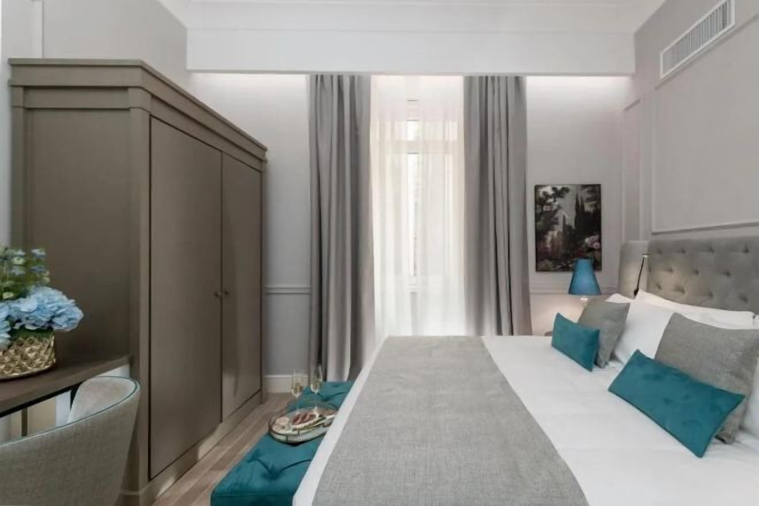 Roupas de cama premium, frigobar, cofres nos quartos, escrivaninha