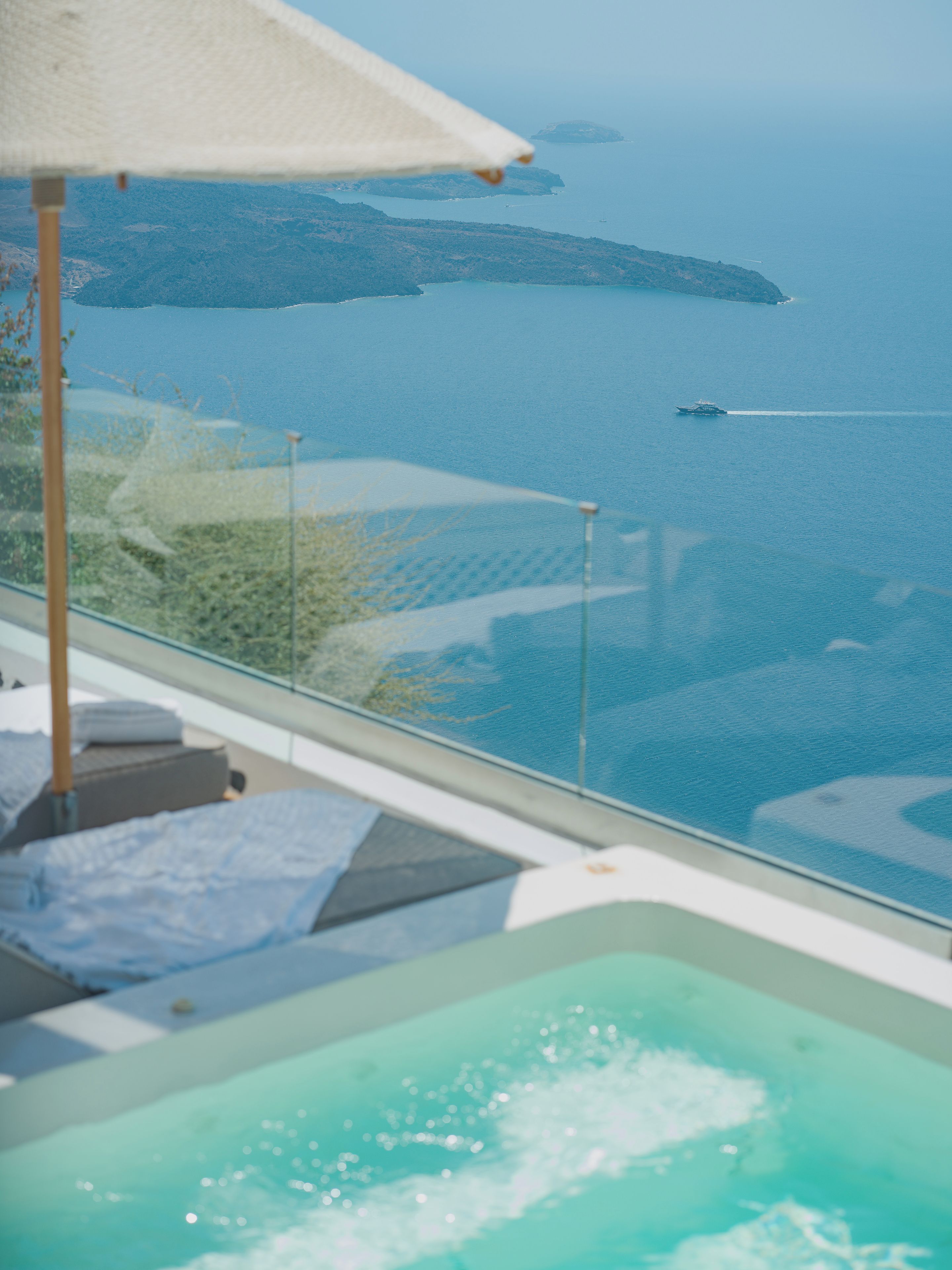 Piscina com vista para o mar e ilhas ao longe.