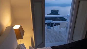 Quarto casal júnior, 1 cama de casal, vista para o mar | Cofres nos quartos, individualmente decorados