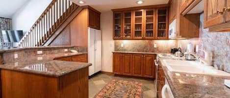 Apartamento em Condomínio Fechado, 2 quartos | Cozinha privada | Um frigorífico, um forno, uma cafeteira/bule, uma torradeira