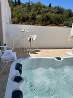 Manicures e pedicures, massagens 