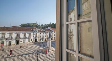Quarto Duplo Deluxe, Vista para a cidade | Minibar, cofre no quarto, secretária, cortinas/cortinados opacos