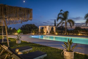 Piscina externa sazonal, funciona das 9h às 22h30, guarda-sóis