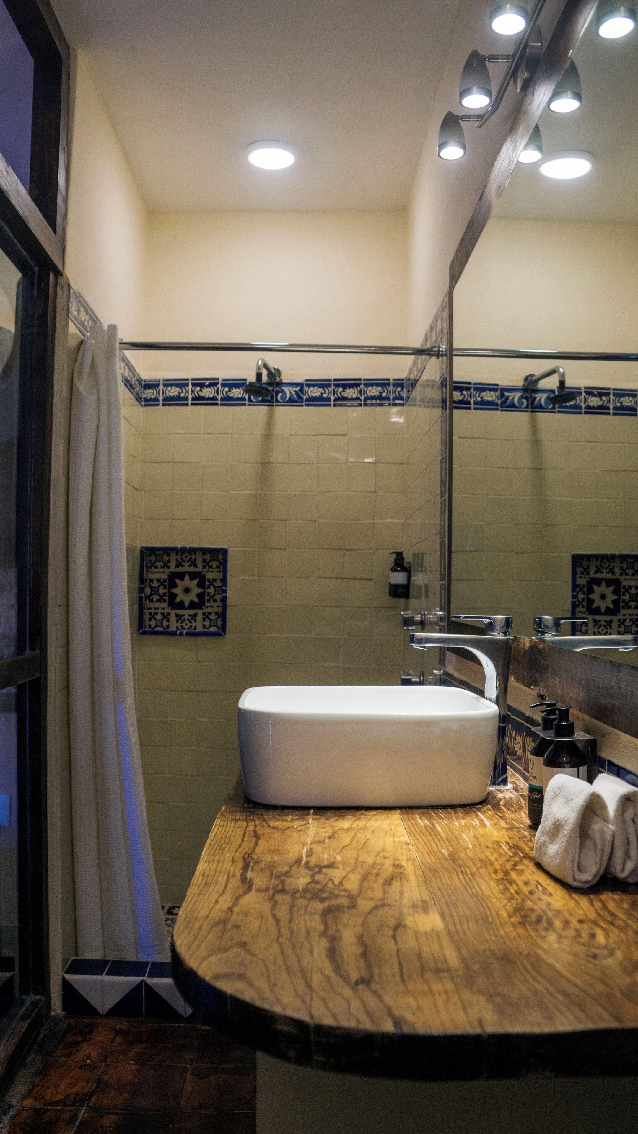 Quarto casal standard de uso individual | Banheiro | Chuveiro, chuveiro com efeito de chuva, secador de cabelo 