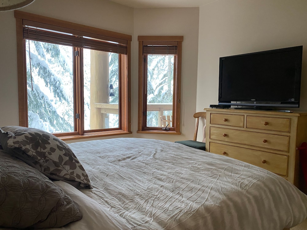 Cozy Whistler Creekside Ski-in/ski-out Cabin - W/ Whistler Village Parking Spot - Whistler