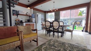 Geladeira grande, micro-ondas em uma área comum, fogão, cooktop