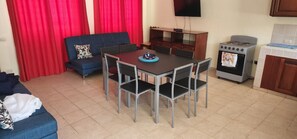 Apartamento Familiar | Sala de estar | Televisor LED de 42 polegadas com canais digitais, televisor 
