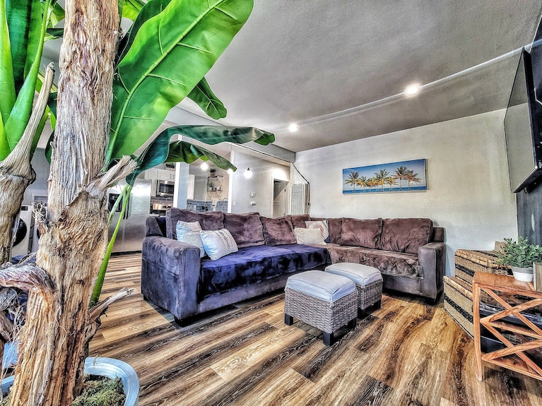 Queen Bed-near Sofi Lax-free Parking-gated Yard - Long Beach, CA