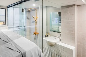 Quarto casal luxo | Banheiro | Chuveiro, ducha de hidromassagem, produtos de toalete grátis 