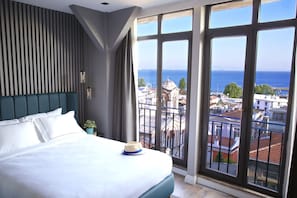 Deluxe Deniz Manzarali | Roupas de cama premium, frigobar, escrivaninha, cortinas blackout