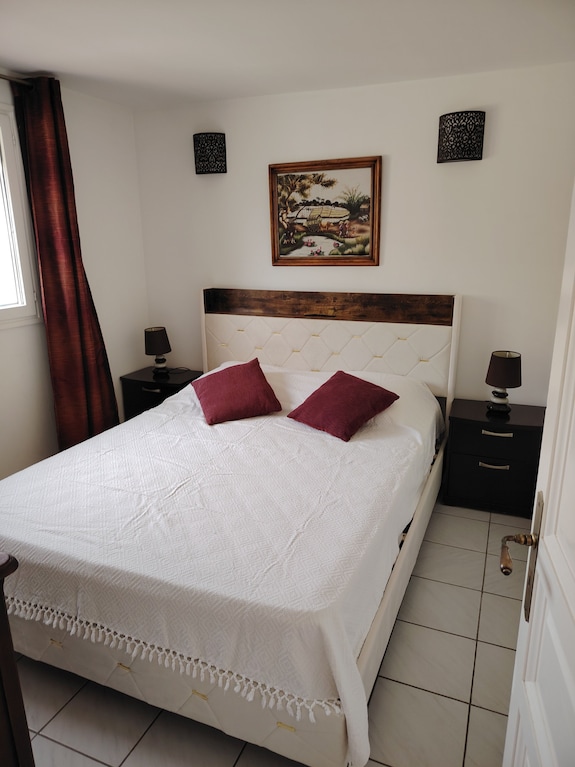 Mer Et Campagne Sous Le Soleil De La Cote D'azur - La Crau