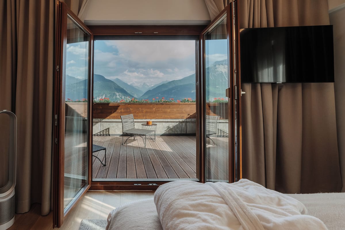 Quarto casal ou duplo júnior, sacada, vista para a montanha | Roupas de cama antialérgicas, cofres nos quartos