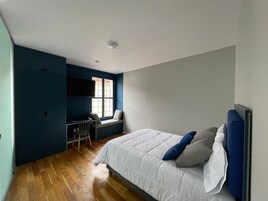 Quarto superior | Escrivaninha, Wi-Fi de cortesia, roupa de cama