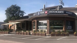 Um hotel com bar e restaurante chamado 'L'Anfora Bar & Restaurant'.